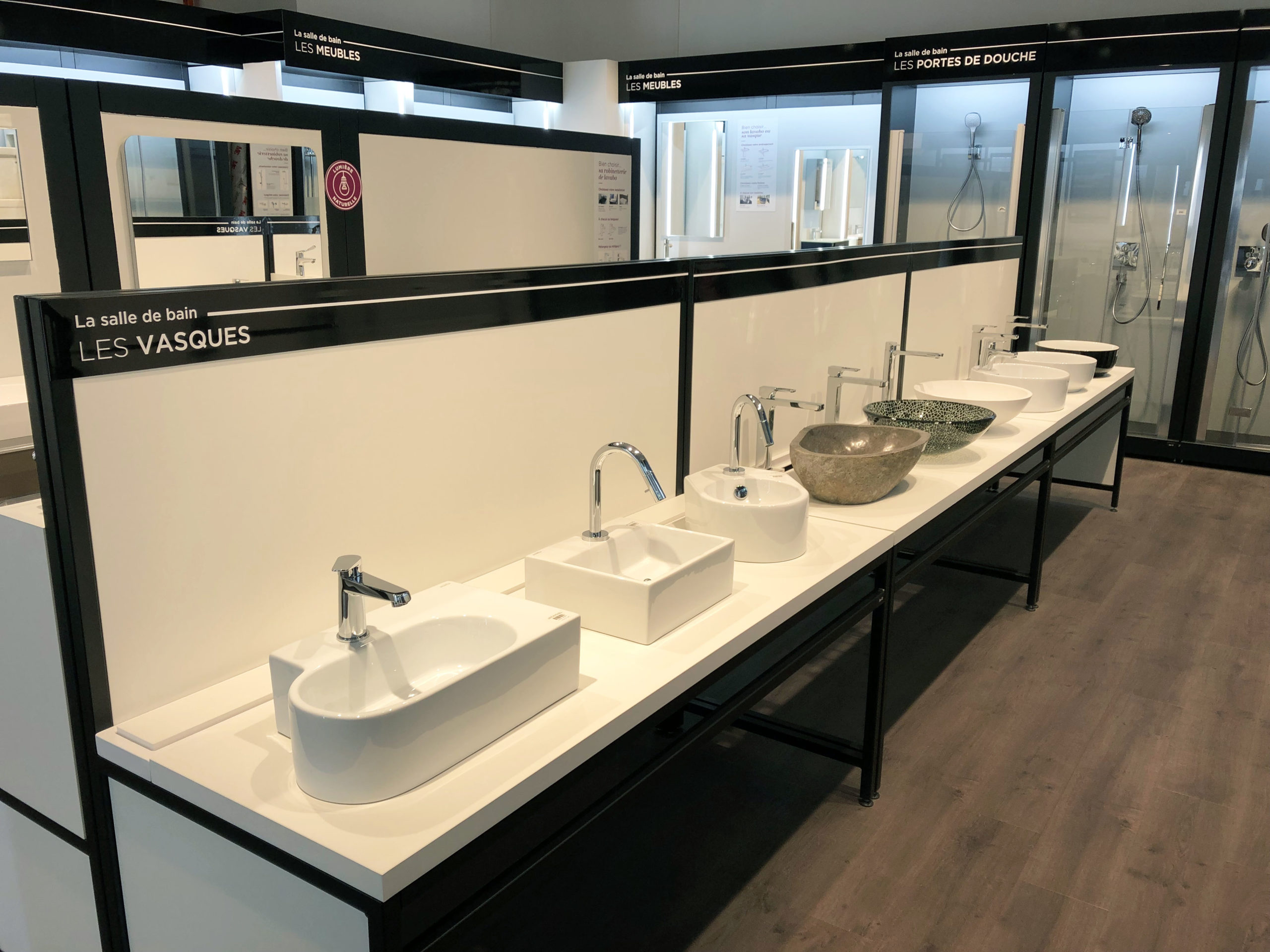 Salle d'exposition Carrelage & Sanitaire - Présentoir sanitaire